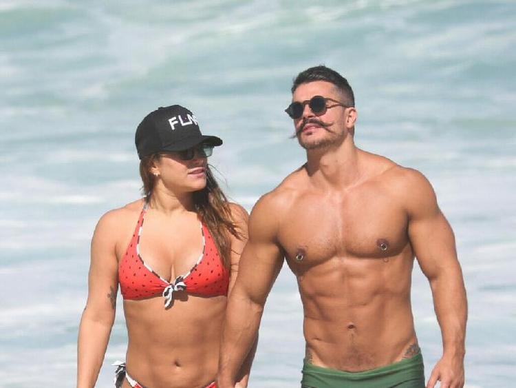 De biquíni, Priscila Fantin aproveita clima ensolarado na praia com o marido, Bruno Lopes ...