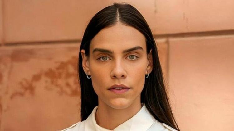 Sara da novela Travessia é trans? Atriz faz sucesso como amiga de Débora