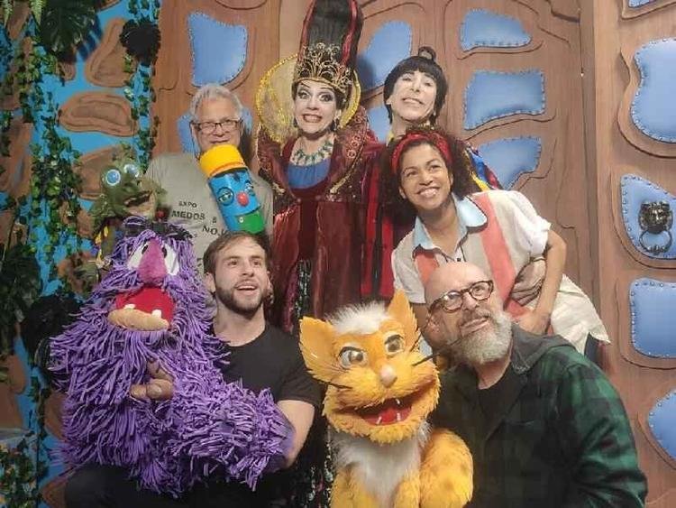 Cinthya Rachel volta ao Brasil após quatro anos, revive Biba e mostra Castelo Rá-Tim-Bum ao filho