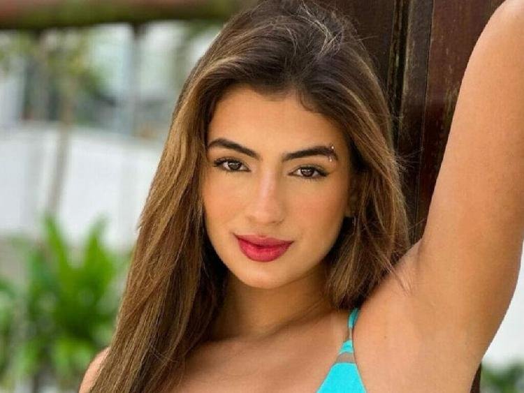 Julia Puzzuoli sensualiza de biquíni no carro e provoca: 'Uma motorista ...