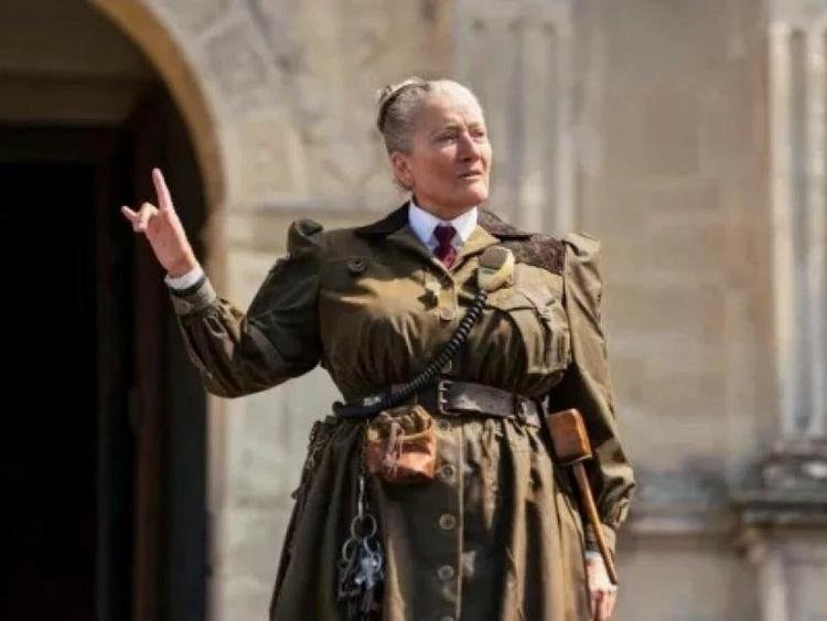 Atriz de Matilda: O Musical explica sobre sua lesão no filme - Cinema ...