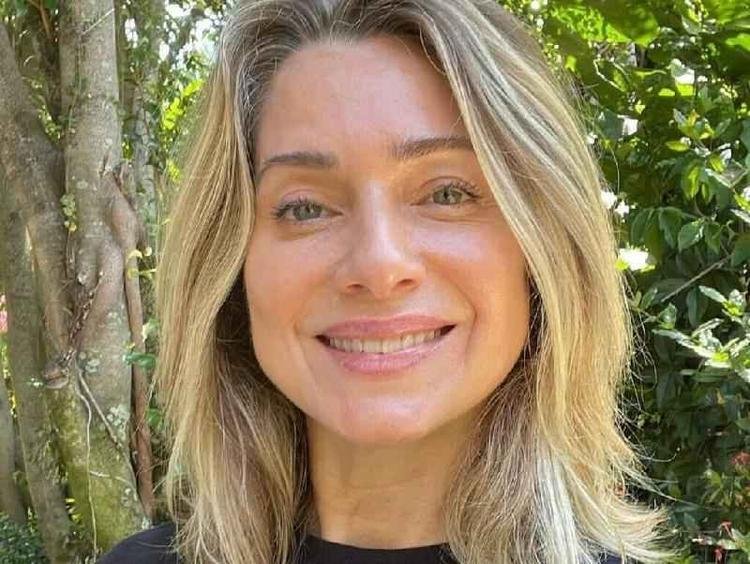 Letícia Spiller exibe curvas poderosas ao sensualizar de biquíni branco ...