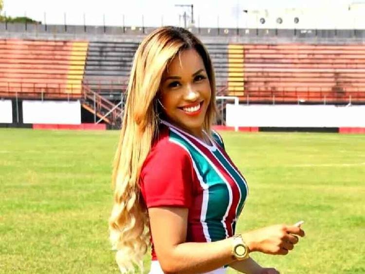 Musa do Fluminense surge seminua no campo de futebol e torcida do time ...