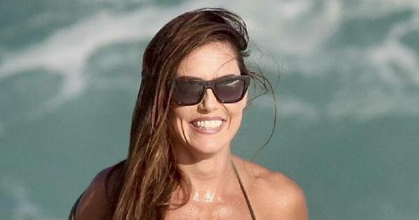 De biquíni cavado, Deborah Secco quase mostra demais em flagra na praia ...