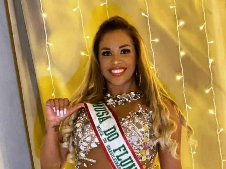 Musa do Fluminense 'esconde' parte íntima com bola de futebol em ensaio ...