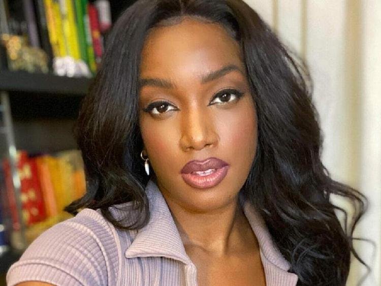 IZA se exibe de fio-dental no quarto e surpreende ao 'tremer' o bumbum ...