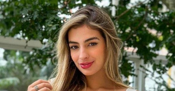 De biquíni, Julia Puzzuoli joga água em seu corpaço e esquenta o clima ...