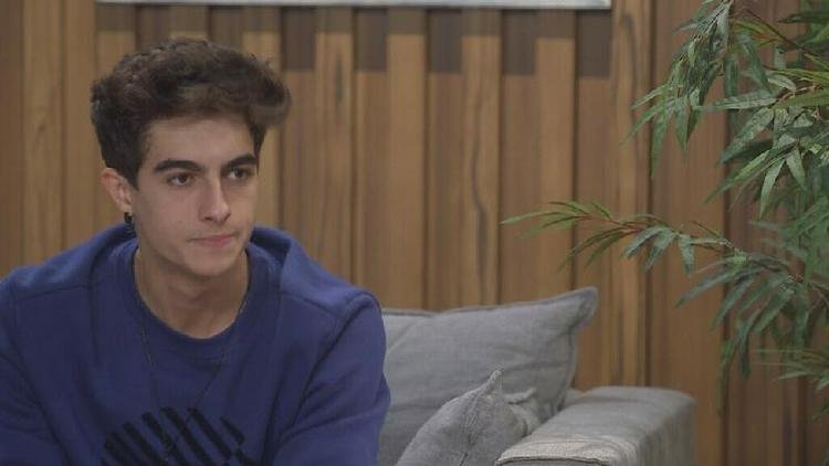 Surtado com o fim do namoro com Poliana, Éric se mete em mais confusão ...