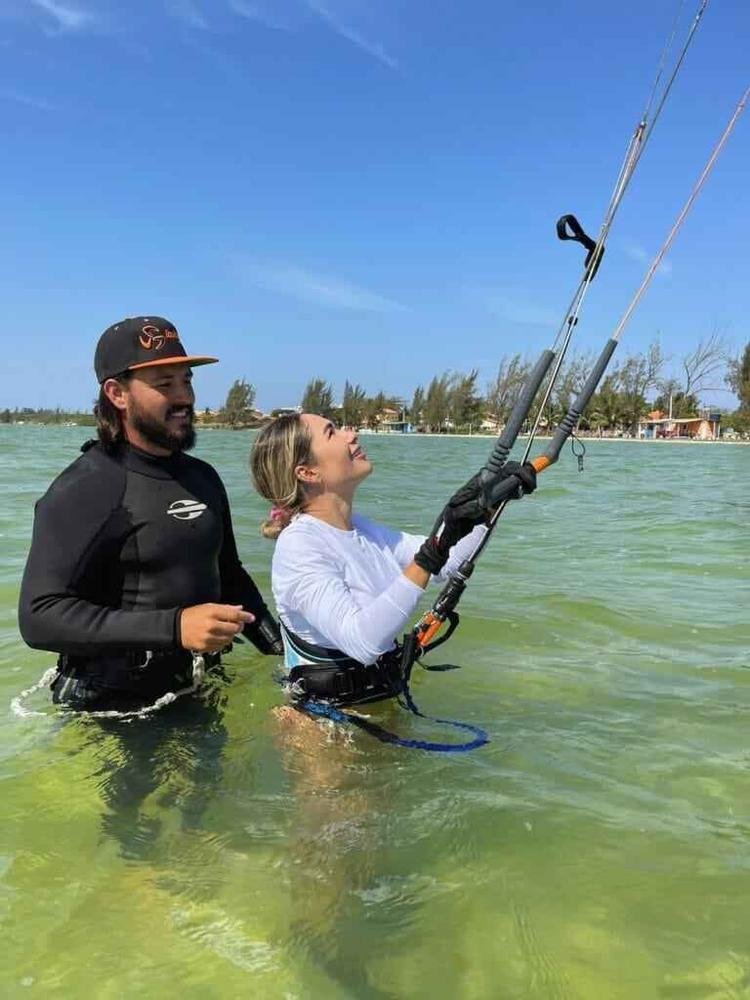 Ex BBB Jake Leal comemora aniversário surfando em Araruama - Famosos ...
