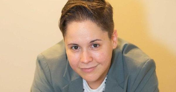 Escritora Bia Crespo lança seu primeiro livro independente