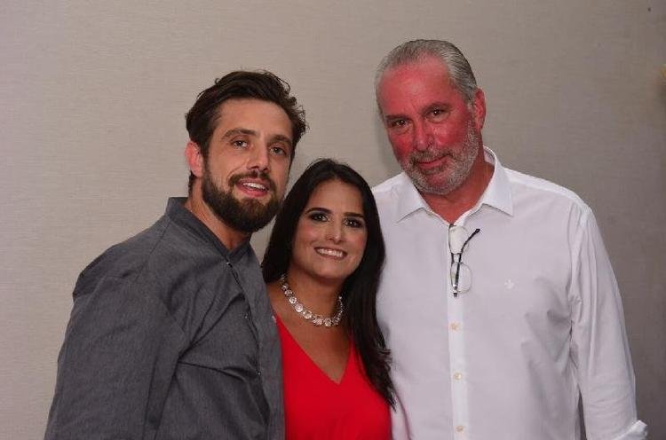 Pompa e circunstância e muitos famosos marcaram o Réveillon do LSH ...