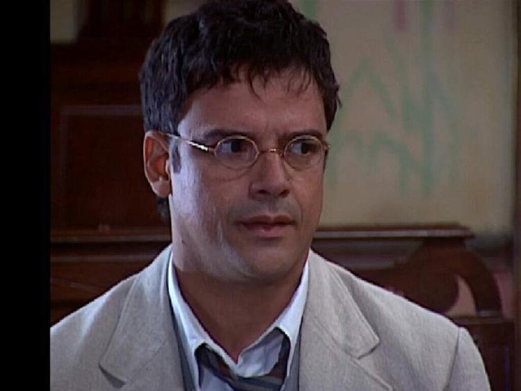 Mendigo, Edmundo é amparado por pessoa inesperada em O Cravo e a Rosa