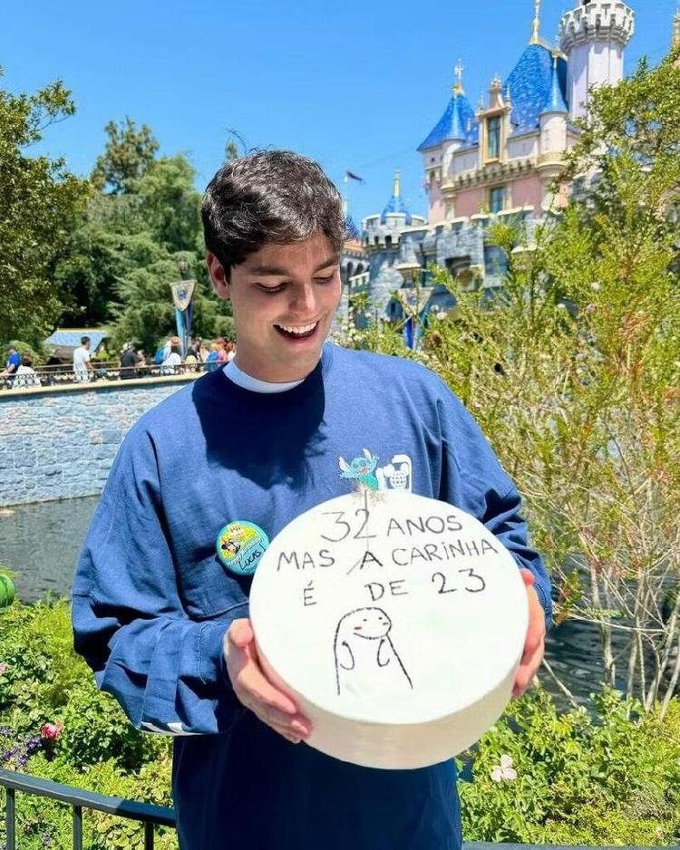 Lucas Rangel comemora aniversário do noivo na Disney - Famosos ...