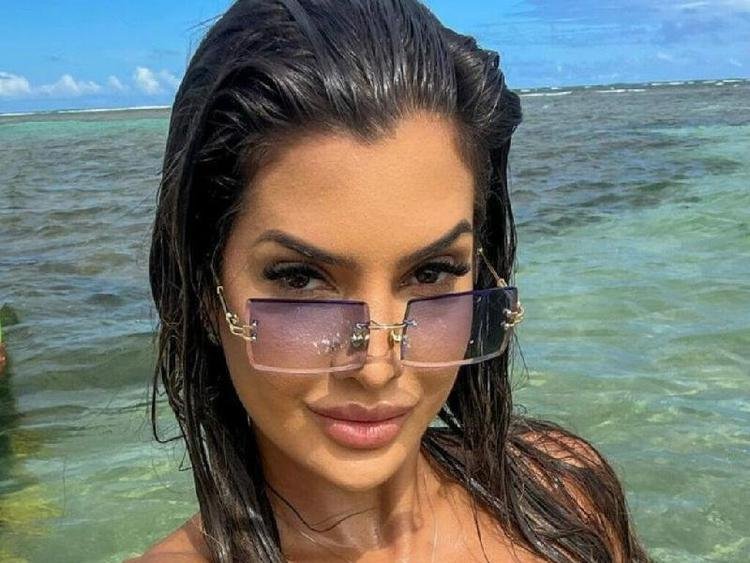 De biquíni branco, Marina Ferrari mostra suas curvas bronzeadas durante ...