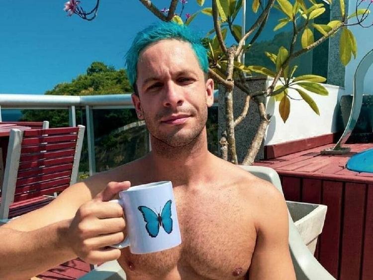 De sunga, Rainer Cadete exibe corpo musculoso na web e rouba a cena ...