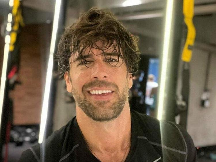 Marcos Pitombo aparece sem camisa no elevador e abdômen trincado chama ...