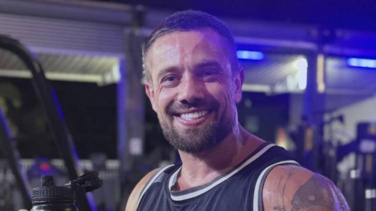 Rafael Cardoso posa com os filhos após afastamento e fala sobre ...