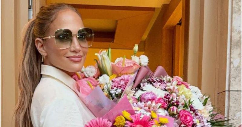 Jennifer Lopez compartilha foto com a filha Emme