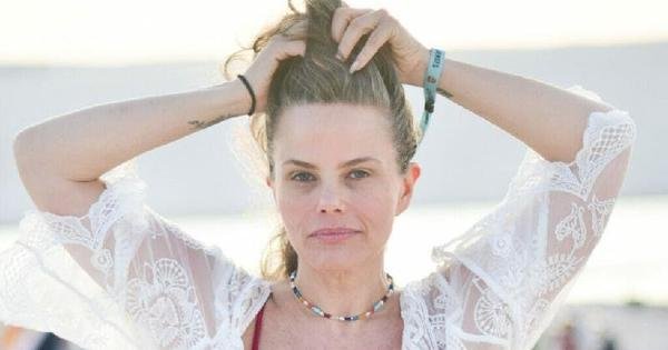 Aos 51 anos, Maria Cândida posa de biquíni nos Lençóis Maranhenses e ...