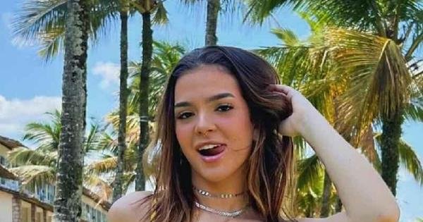 Mel Maia se exibe de biquíni vermelho no espelho e surpreende com zoom ...