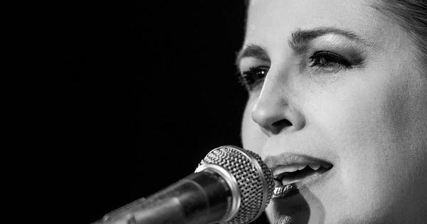 Naíma celebra 30 anos de carreira com show beneficente em teatro ...