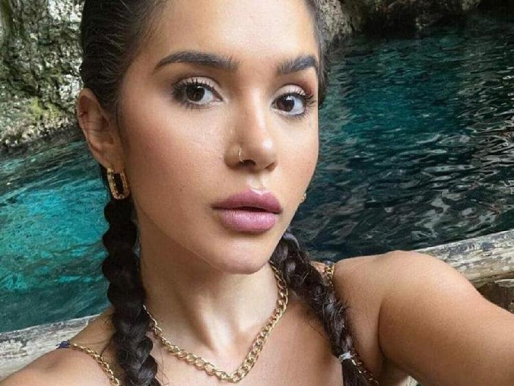 De biquíni, ex-BBB Gizelly Bicalho choca com barriga negativa e quase mostra demais - Famosos ...