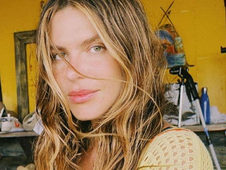 Mariana Goldfarb surge de biquíni amarelo em lugar exótico e coleciona ...