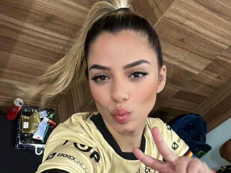 Cotada para o BBB23, Key Alves posa de biquíni neon e exibe bumbum ...