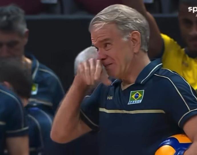 Bernardinho chora em jogo do Brasil após morte da mãe; vídeo ...