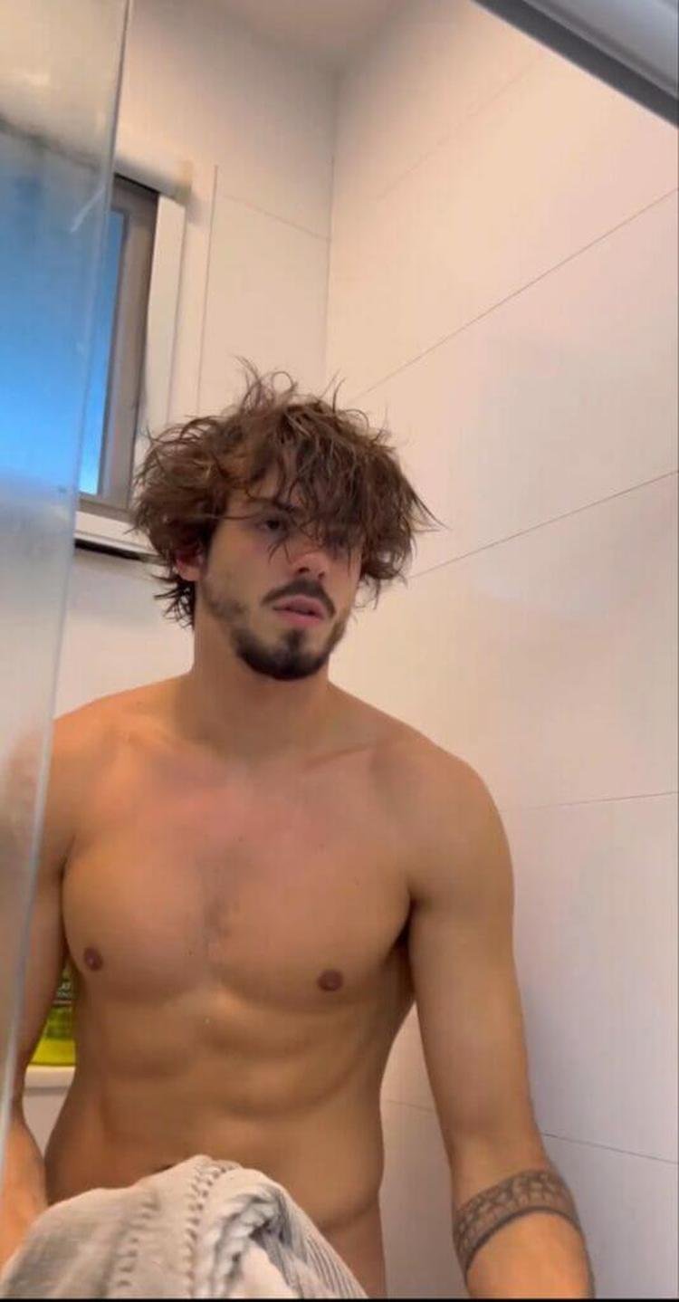 Pelado? Lucca Picon, apontado como affair de Anitta, posta vídeo no banho e passa perfume em ...