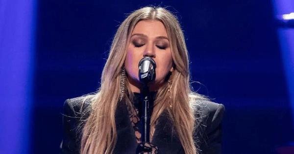 Kelly Clarkson canta música 'Coffee' de Chappell Roan