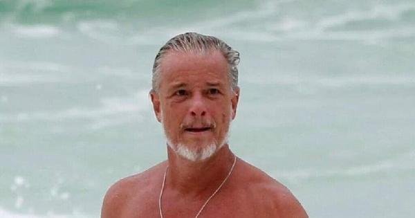 De sunga, Marcello Novaes curte dia de praia no Rio de Janeiro ...