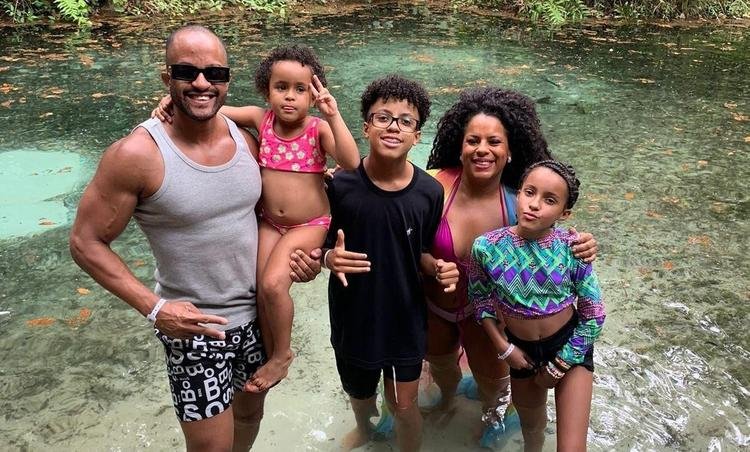 Janaina do Mar surge enxuta ao lado da família em hotel fazenda no ...