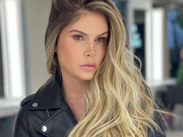 Bárbara Evans choca ao exibir barriga negativa sete meses após o ...