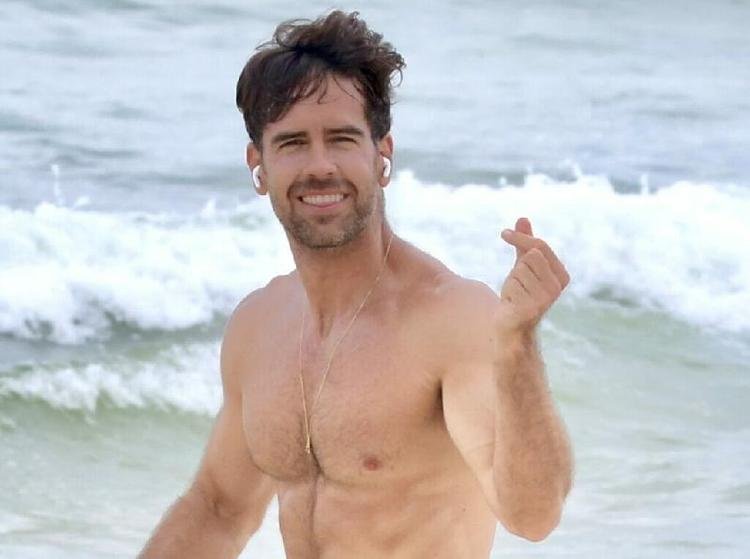 Simpático, Marcos Pitombo dispensa camisa e coloca abdômen tanquinho ...