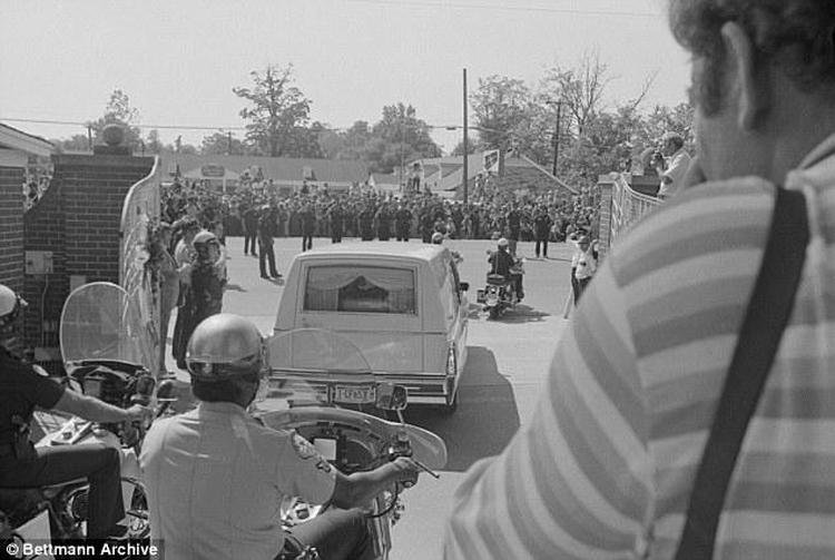 O primeiro homem que viu o cadáver do Rei do Rock e as histórias de que ...
