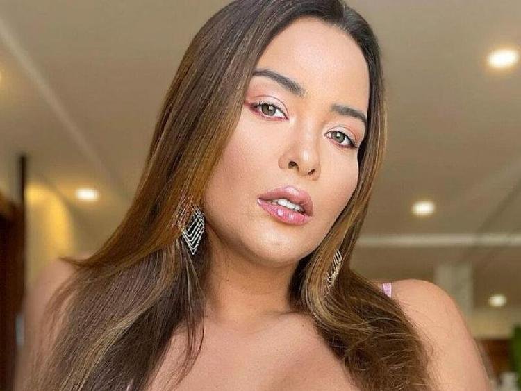 Geisy Arruda surge de lingerie vermelha e quase mostra demais - Famosos ...