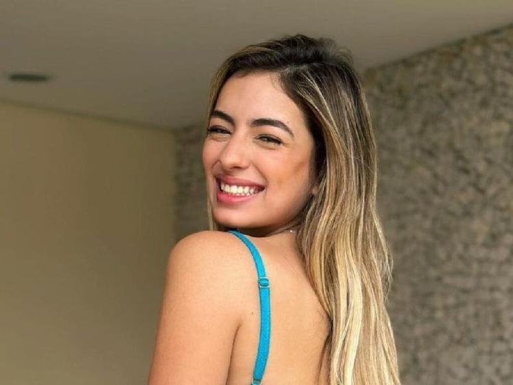 Julia Puzzuoli coloca bumbum para jogo em fotos de biquíni azul ...