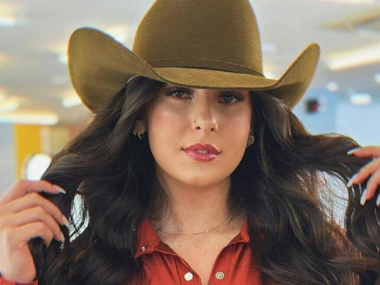 Ana Castela posta vídeo dançando de biquíni e deixa escapar maquinhas ...