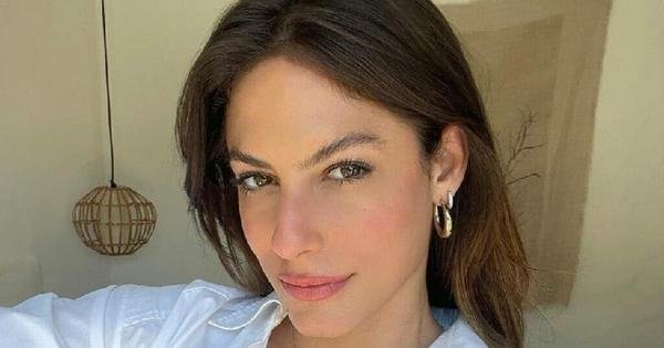 De biquíni azul, Mari Gonzalez aproveita clima ensolarado para renovar ...