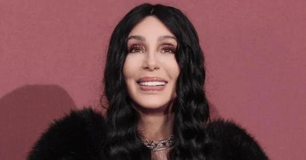 Cher faz revelação sobre novo álbum durante evento em Londres