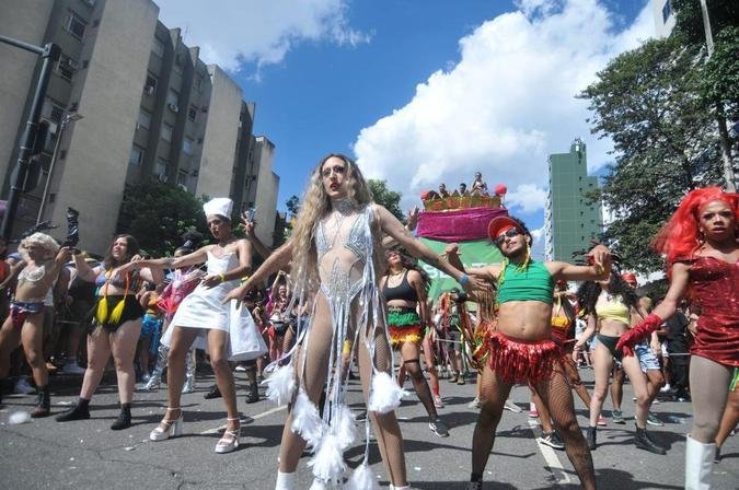 Aline Calixto canta no 'Garotas Solteiras' e celebra 'catarse' do carnaval - CarnaUai