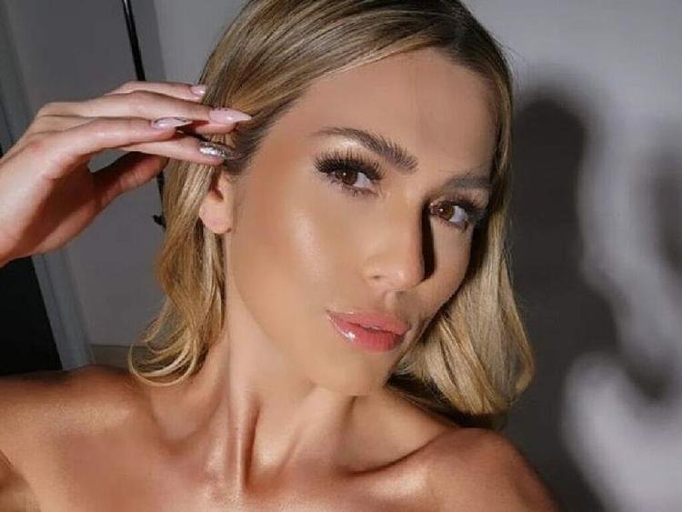 Em Angra dos Reis, Lívia Andrade faz passeio em barco luxuoso e deixa ...