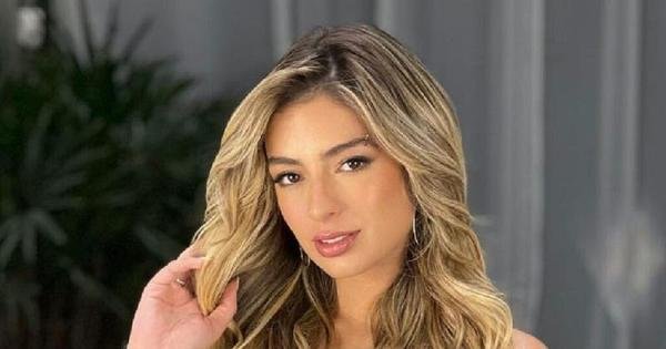Julia Puzzuoli posa de biquíni e incendeia o clima ao exibir bumbum ...