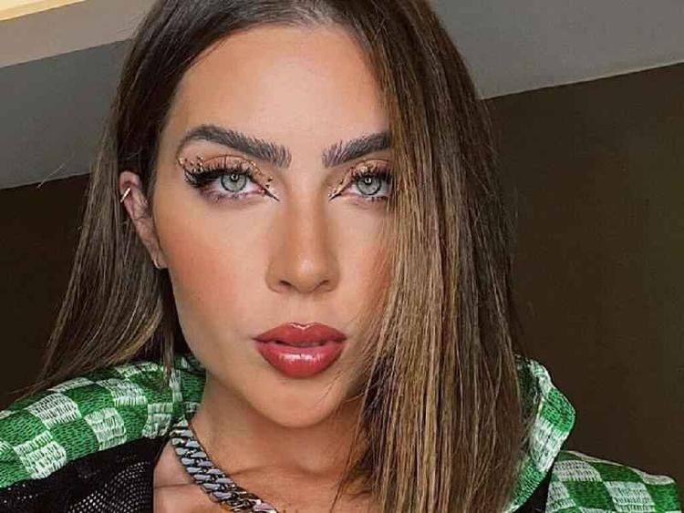 Jade Picon joga bumbum pra cima só de biquíni e anima seguidores ...