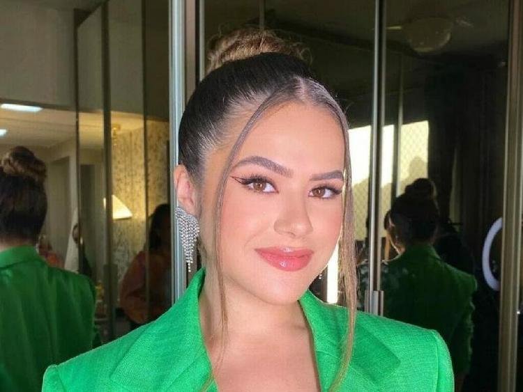 Maisa deixa sutiã à mostra em sequência de cliques e recebe elogios ...