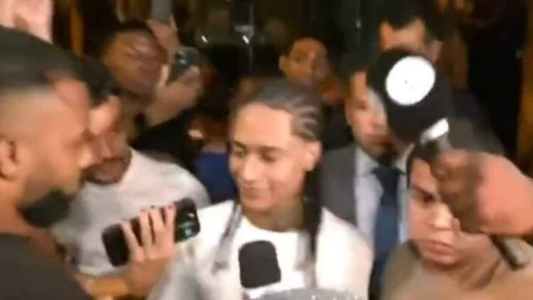 Após ser solto, Oruam deixa delegacia dando risada; assista - Famosos ...