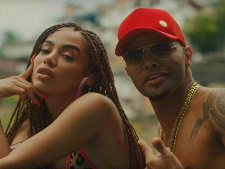 Anitta pode lançar parceria com Zaac como aposta para o Carnaval 2023 ...