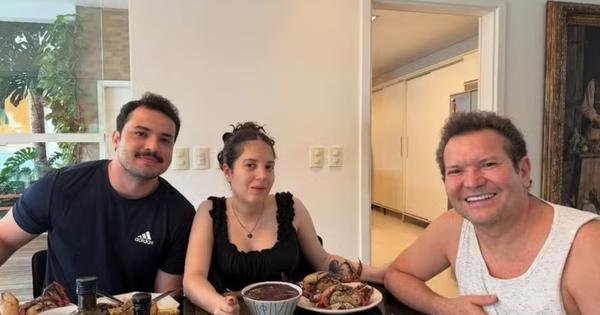 Vovô na área! Ximbinha celebra chegada do neto e recebe filha e genro ...