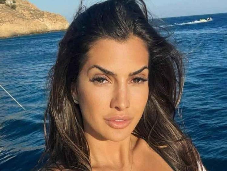 Marina Ferrari arrasa com biquíni azul em momento de lazer - Famosos ...